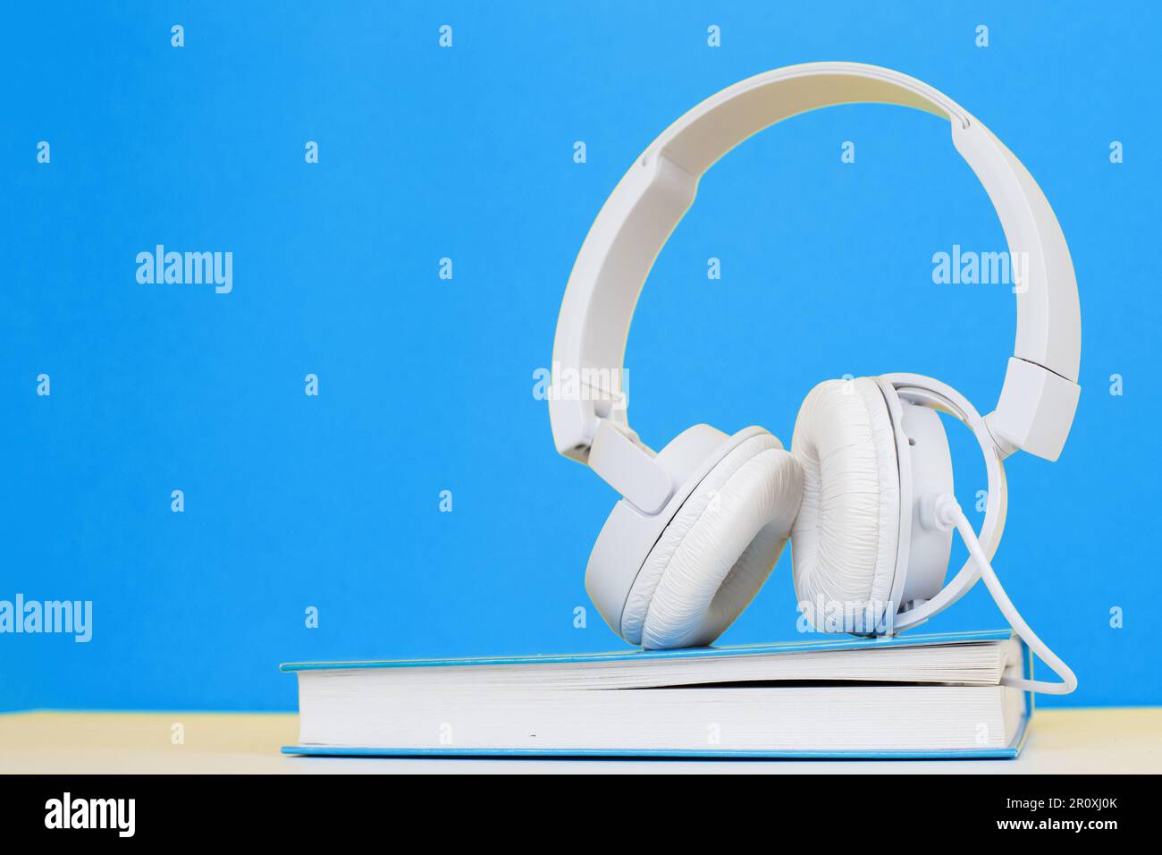 Modern headphones book hi-res stock photography and images - Alamy