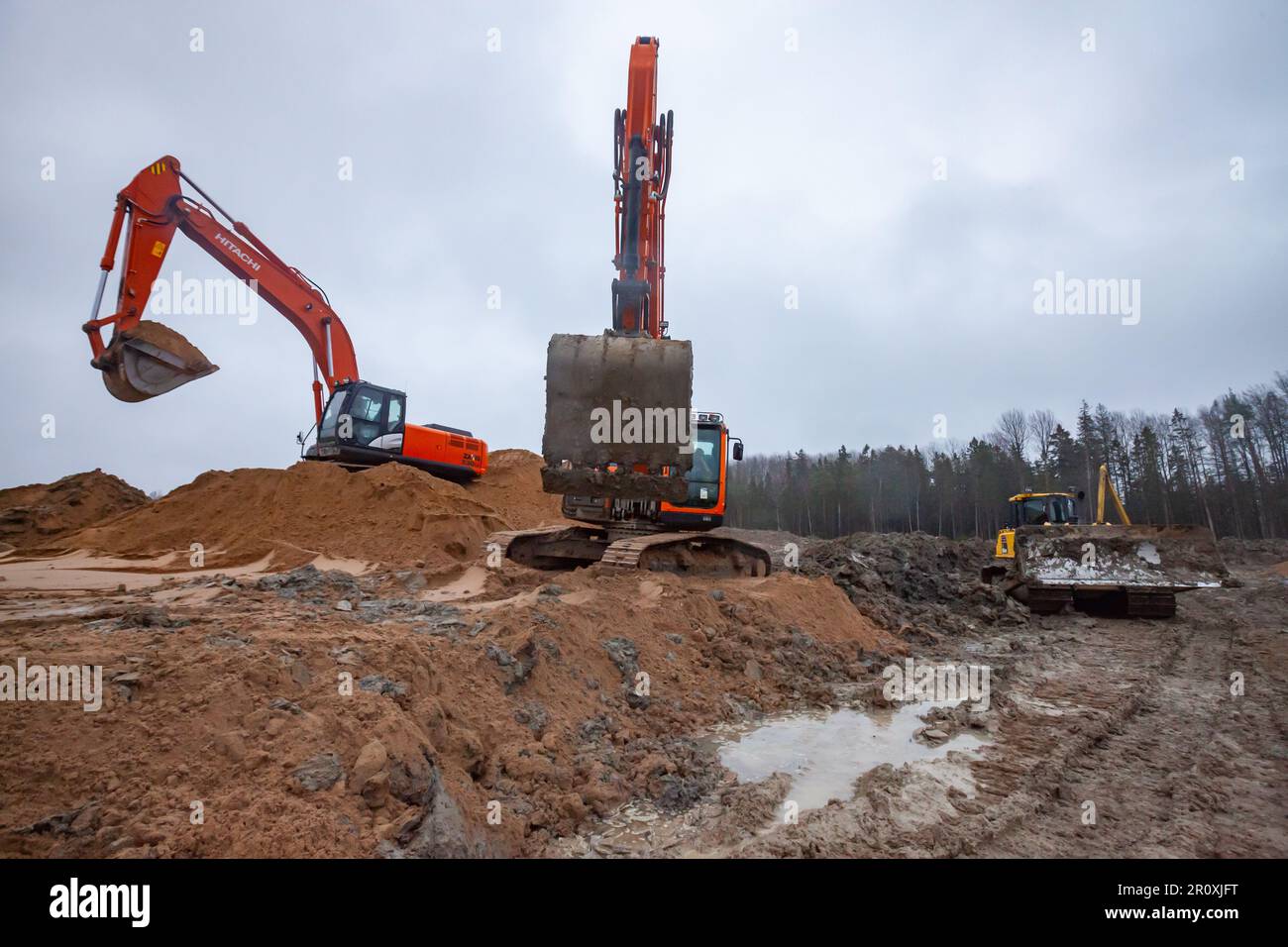 Mud road hi-res stock photography and images - Alamy