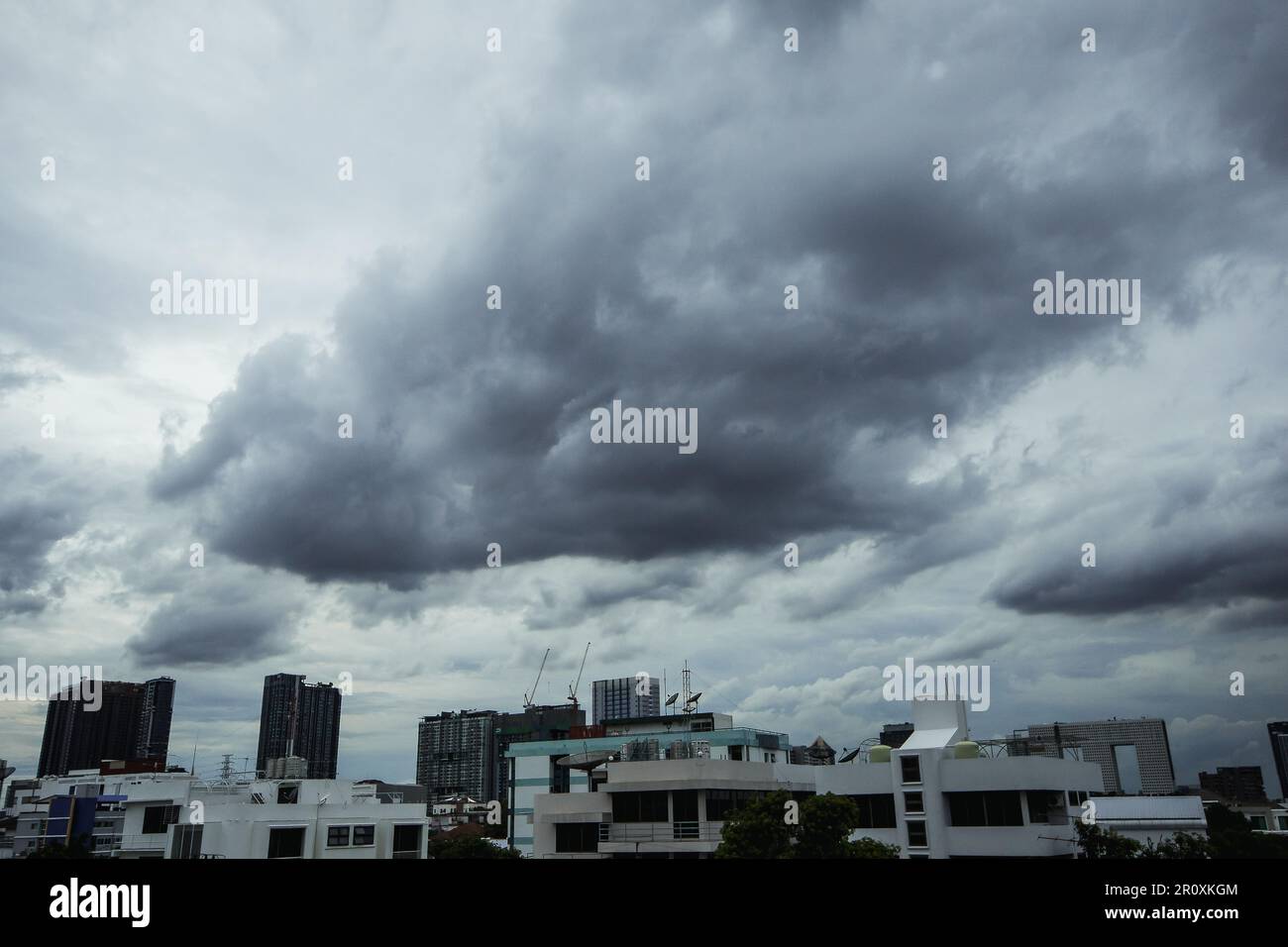 landscape of thunderstorm weather before rain in the city Stock Photo ...