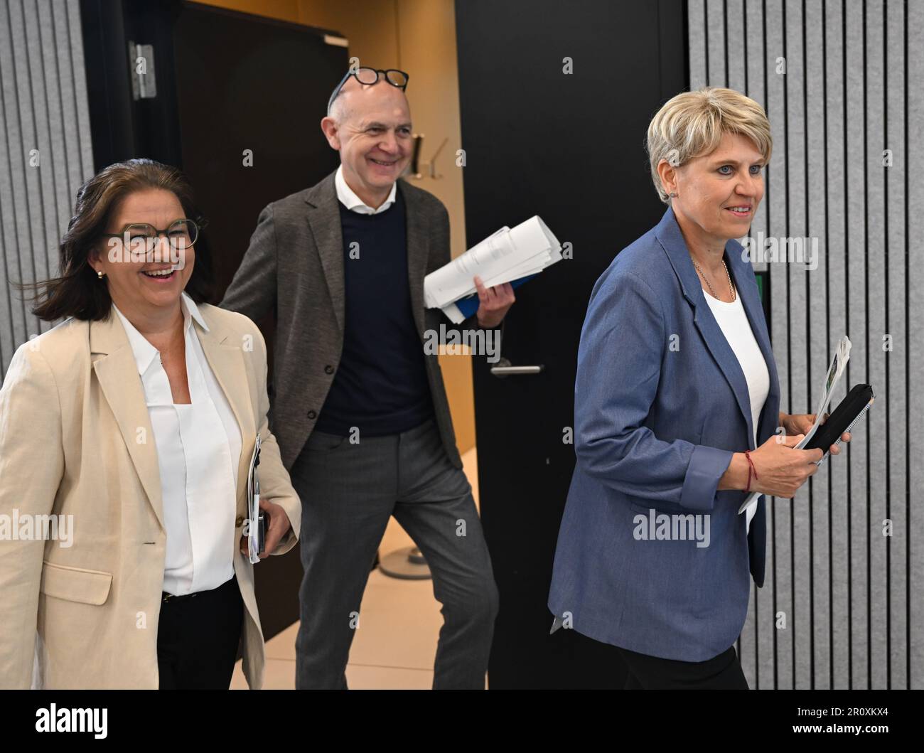 10 May 2023, Hesse, Frankfurt/Main: Doris Fitschen (r-l), DFB ...
