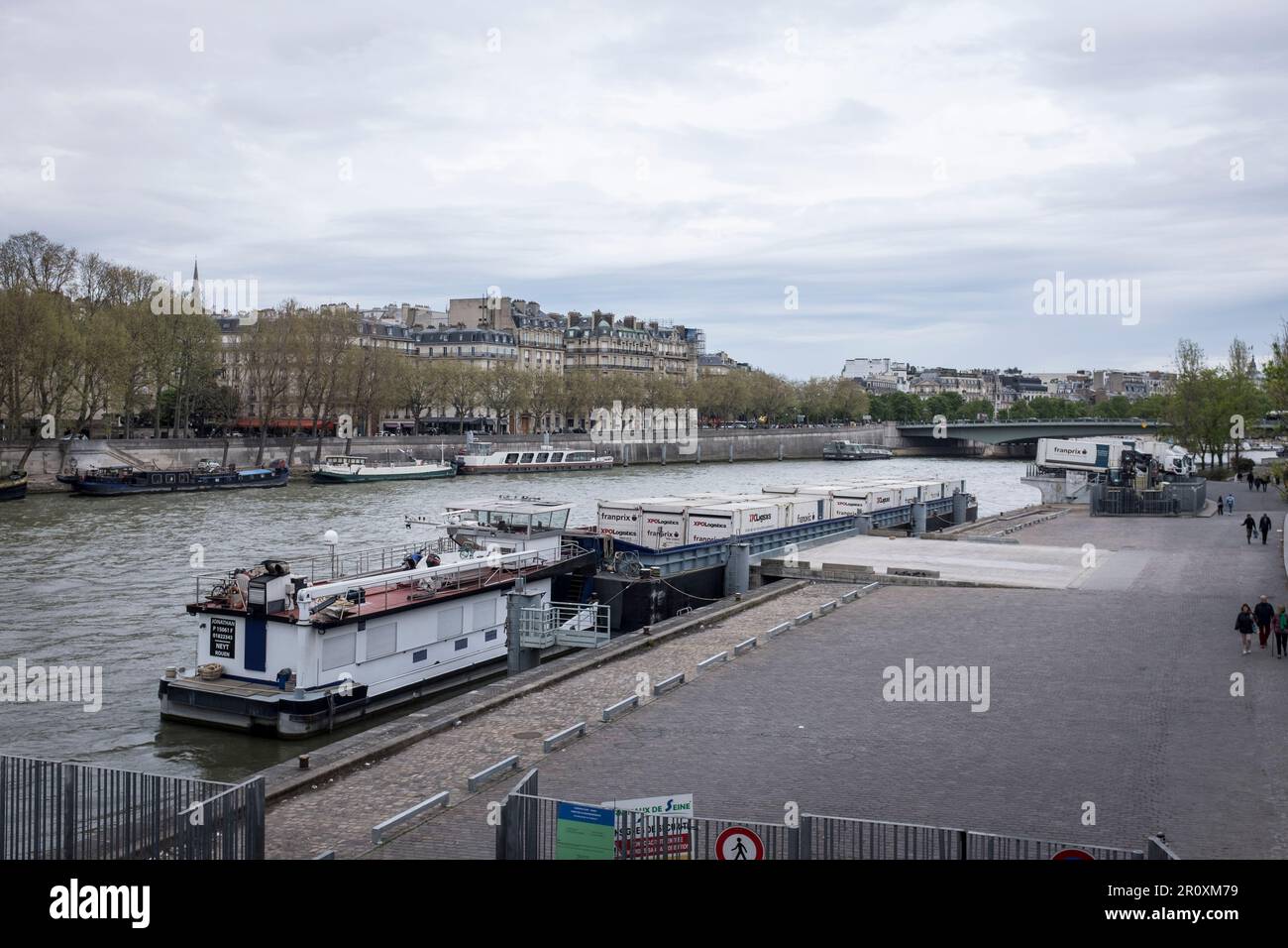 Cargo barge on river seine hi-res stock photography and images - Alamy