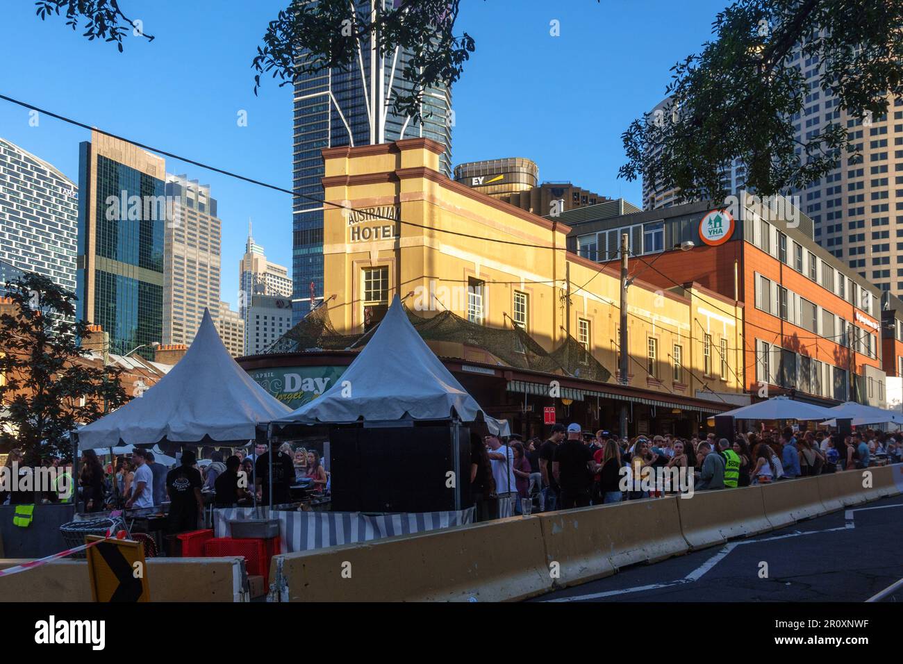 Packed pub hi-res stock photography and images - Alamy