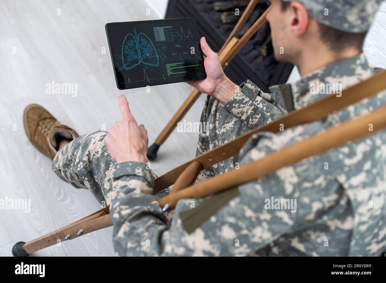 Military man explain hi-res stock photography and images - Alamy