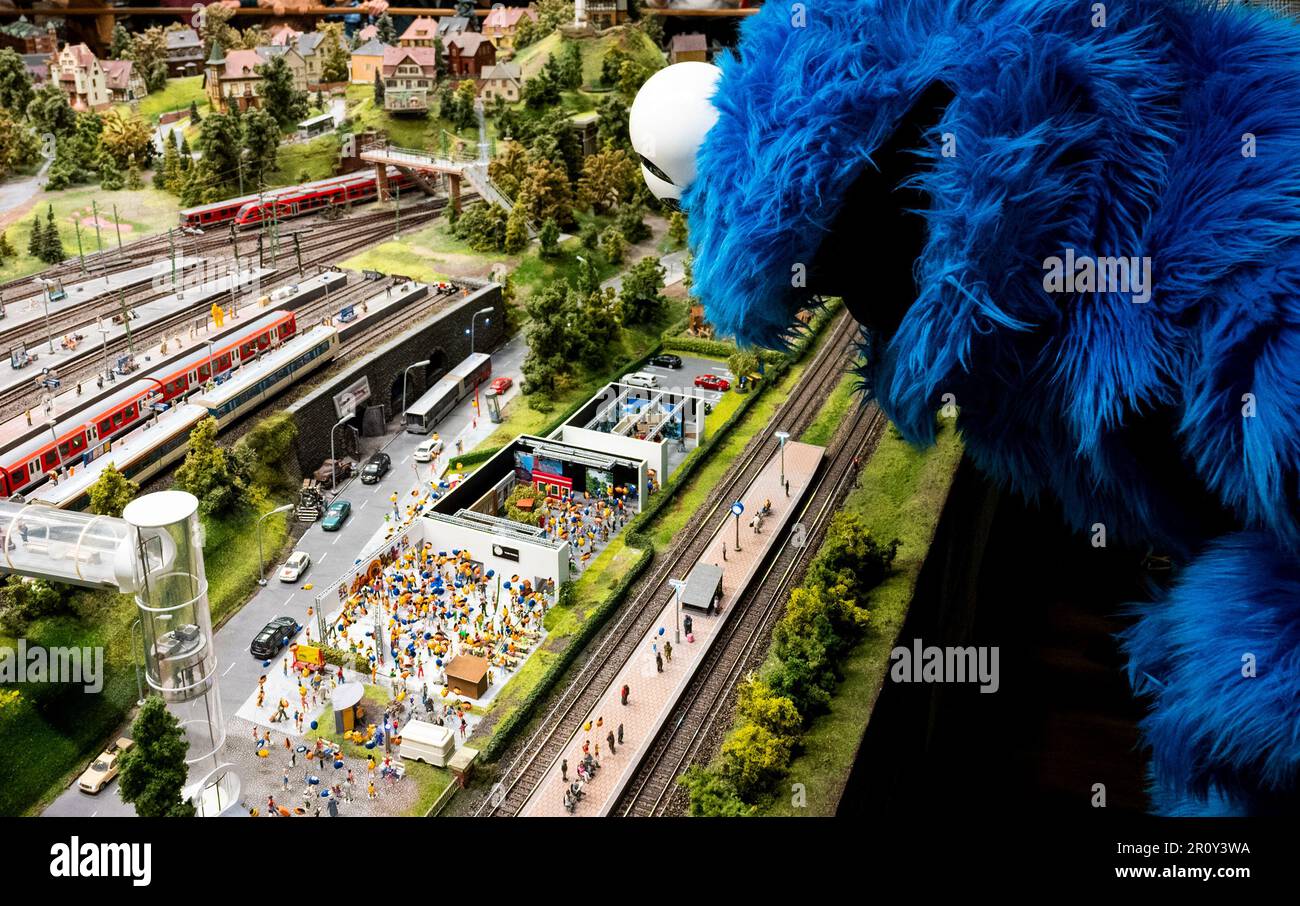 Hamburg, Germany. 10th May, 2023. A person dressed as Cookie Monster ...