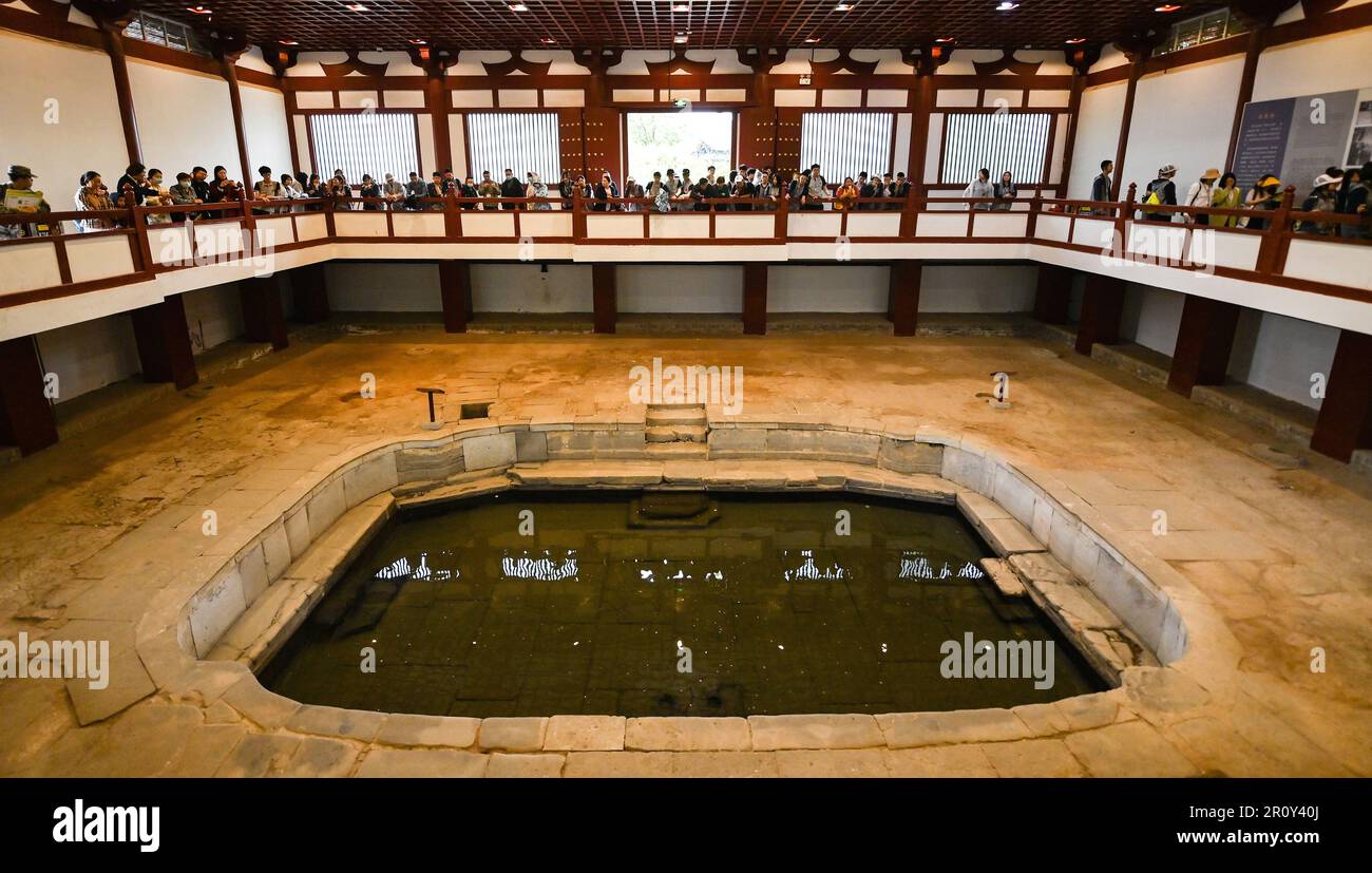 (230510) -- XI'AN, May 10, 2023 (Xinhua) -- Tourists visit a relic of a ...