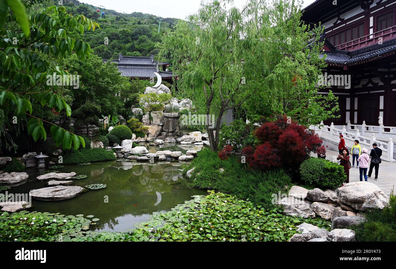 (230510) -- XI'AN, May 10, 2023 (Xinhua) -- Tourists visit the Huaqing ...