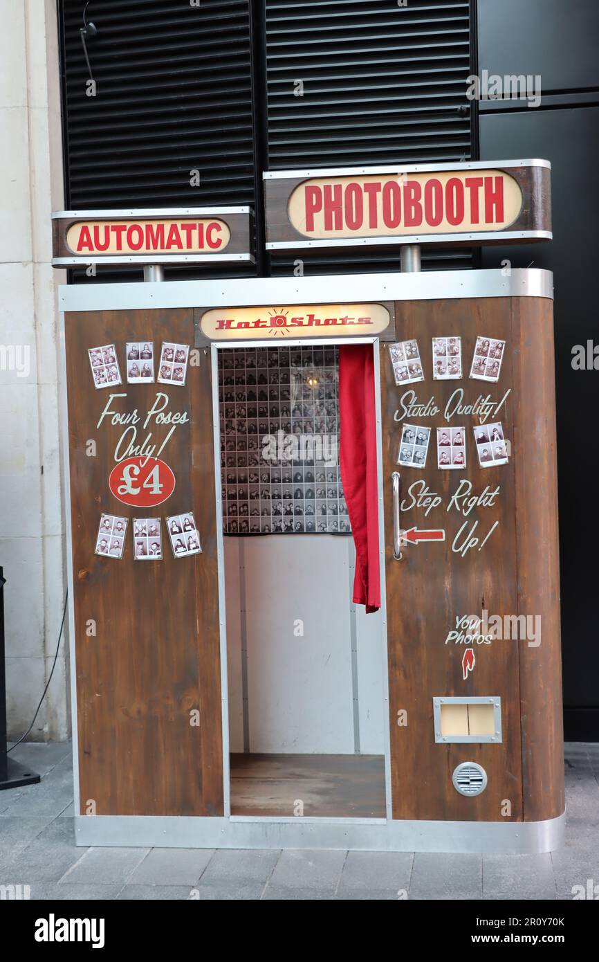 Old style photo booth hi-res stock photography and images - Alamy
