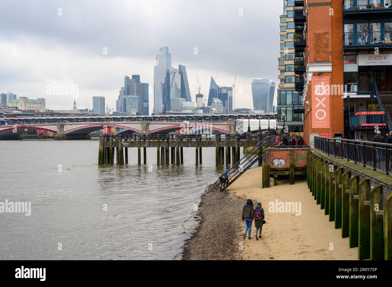 LONDON - April 21, 2023: Enjoy a leisurely walk along the sandy Thames ...