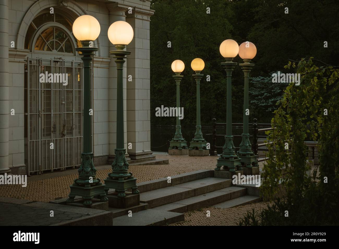 Old lamp post new york hi-res stock photography and images - Alamy