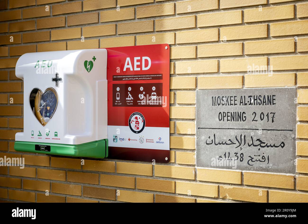 AMSTERDAM - The first Nouri AED has been unveiled at the A. Nouriplein ...