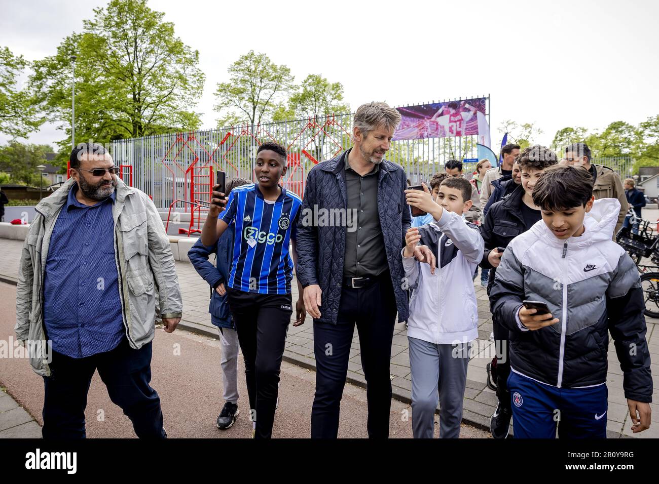 AMSTERDAM - Father Mohammed Nouri and Edwin van der Sar during the ...