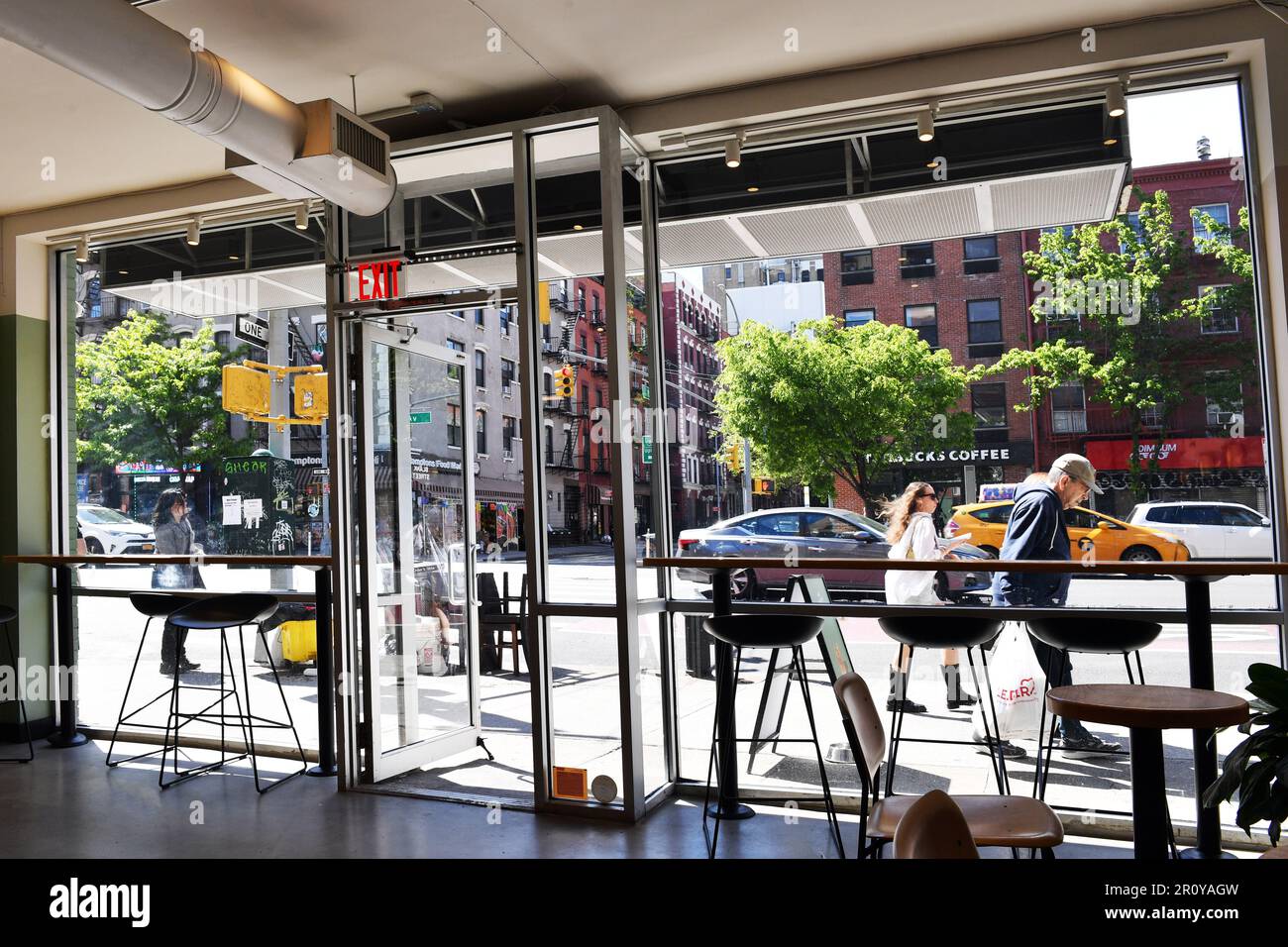 New york sidewalk hi-res stock photography and images - Alamy