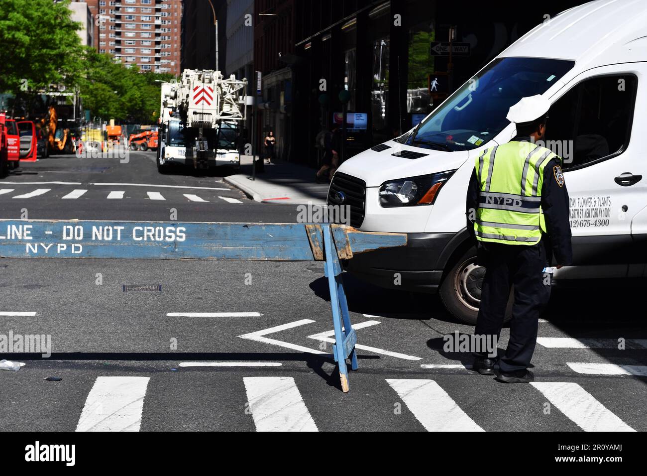NYPD Officer - Street Scene New York City - USA Stock Photo - Alamy