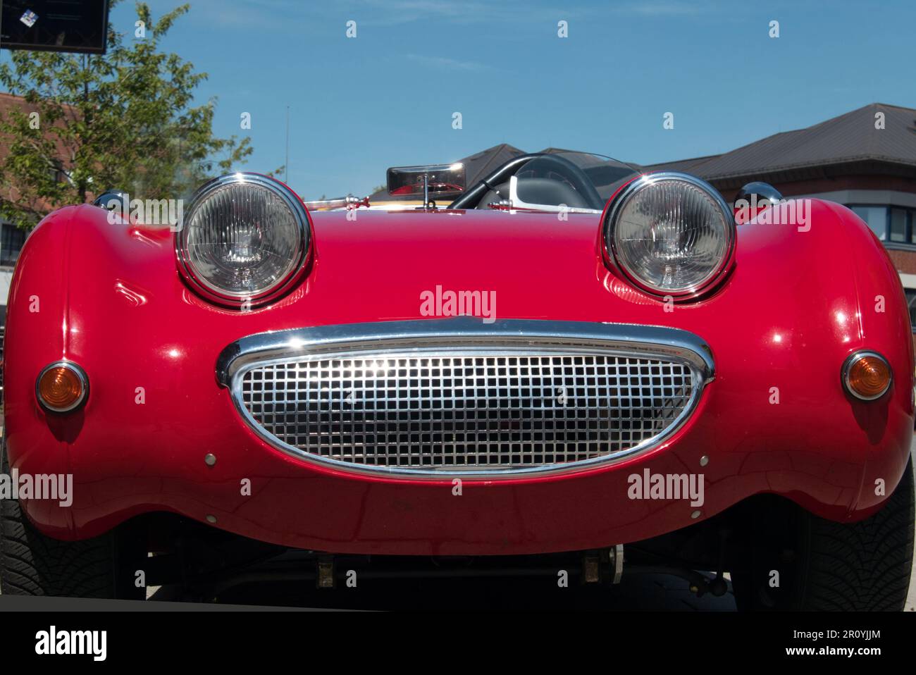 red sports car that looks like it's laughing / Classic cars in the sun ...