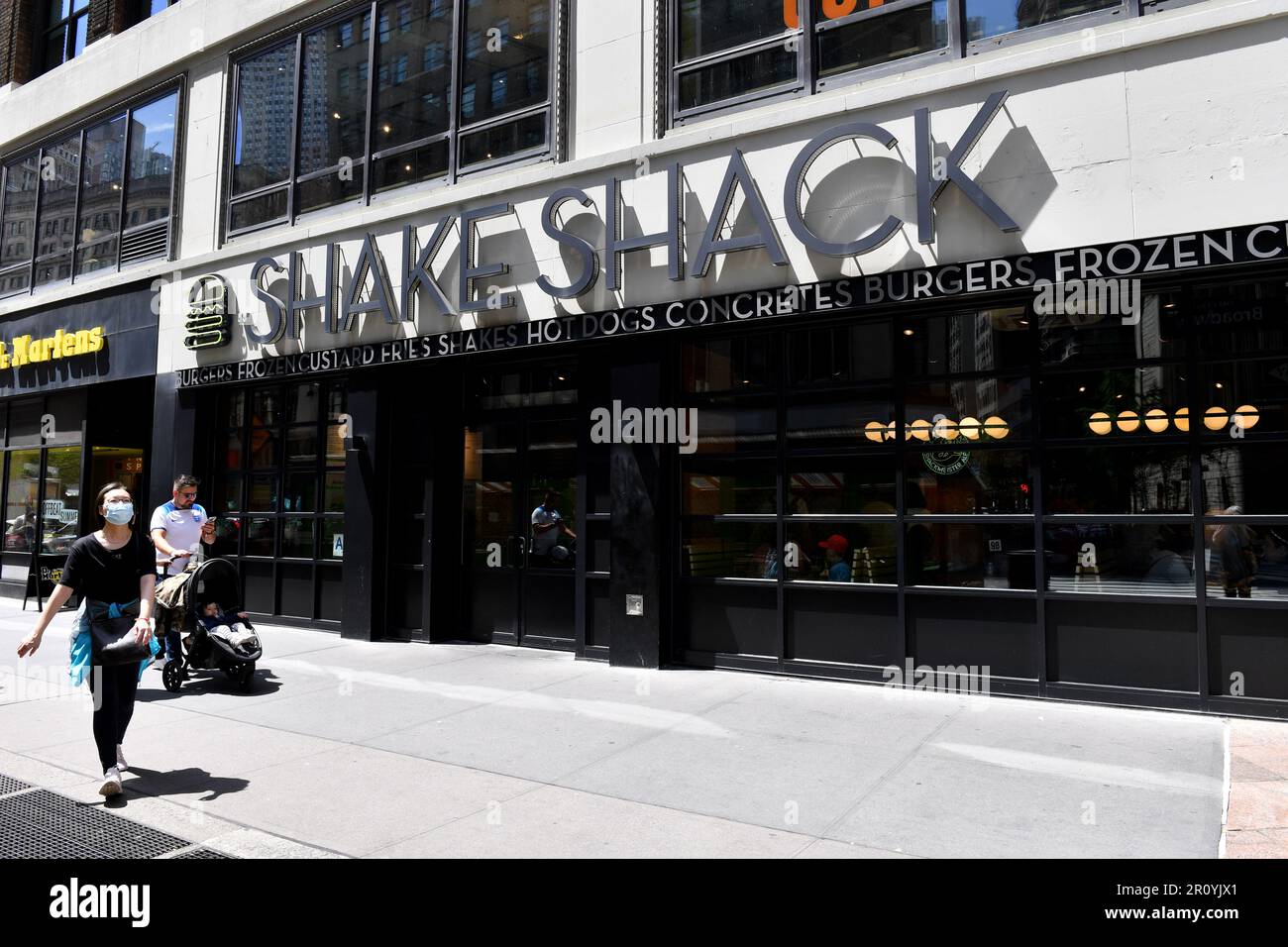 Shake Shack Fast Food - Street Scene New York City - USA Stock Photo ...