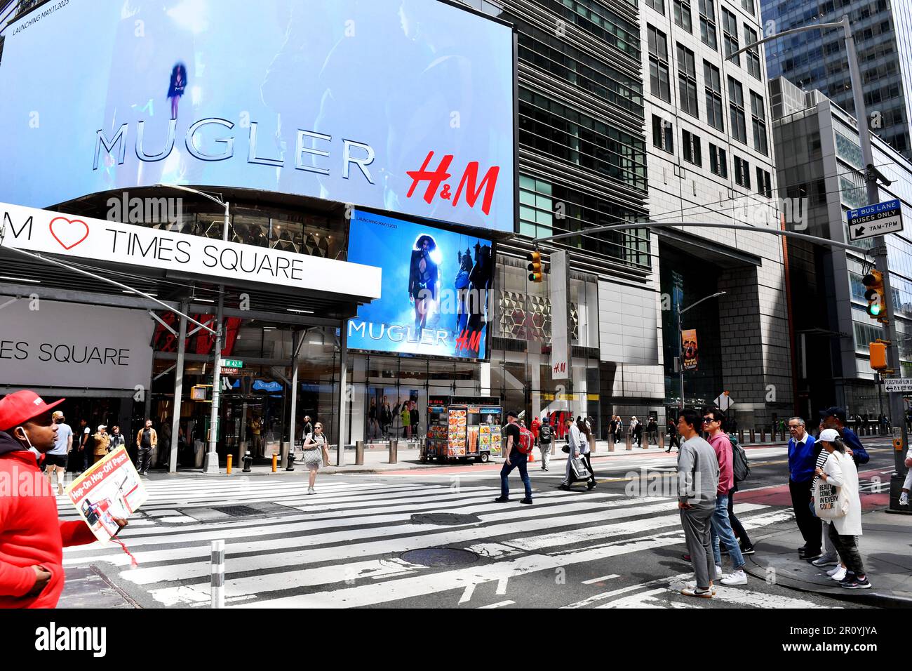 H&M Flag Store in Times Square - Street Scene New York City - USA Stock ...