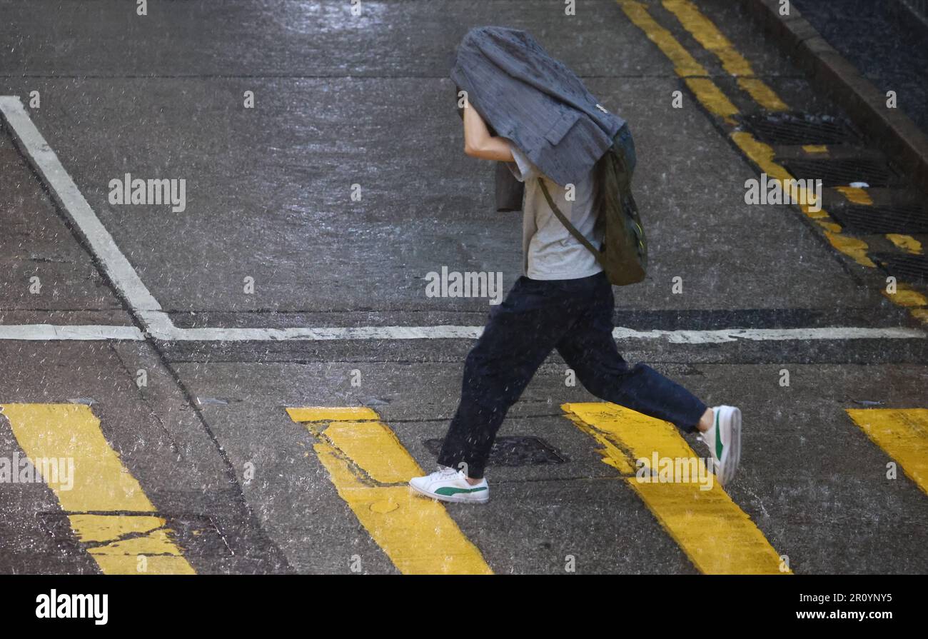 Heavy rain during Red Rainstorm Warning Signal and Thunderstorm Warning ...