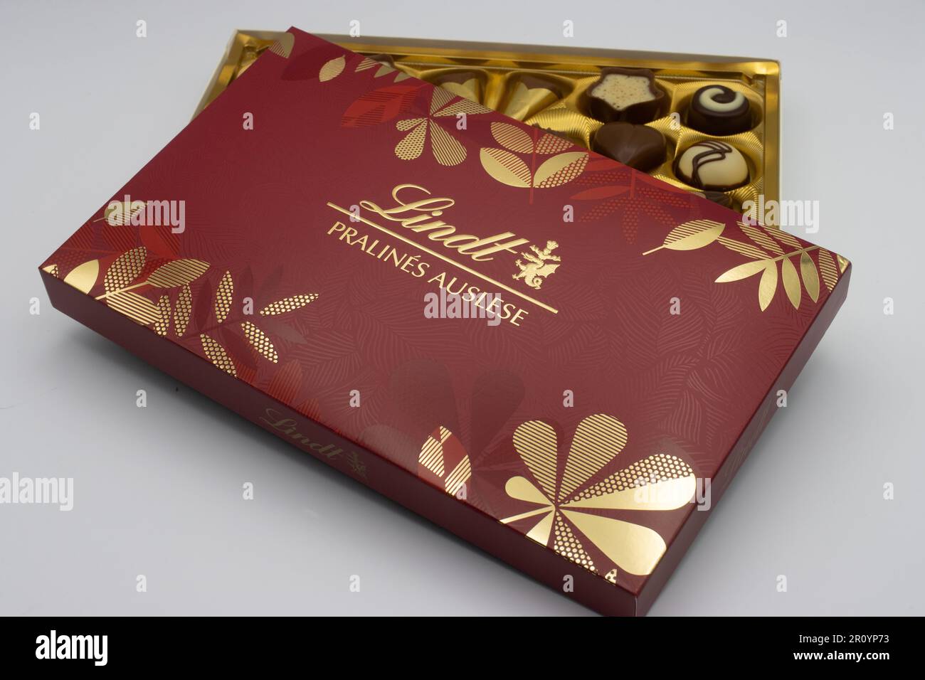 Box of Lindt praline chocolate. Swiss chocolate Stock Photo - Alamy