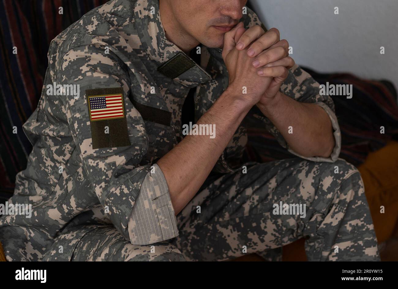 Soldier: Man In Uniform Praying Stock Photo - Alamy