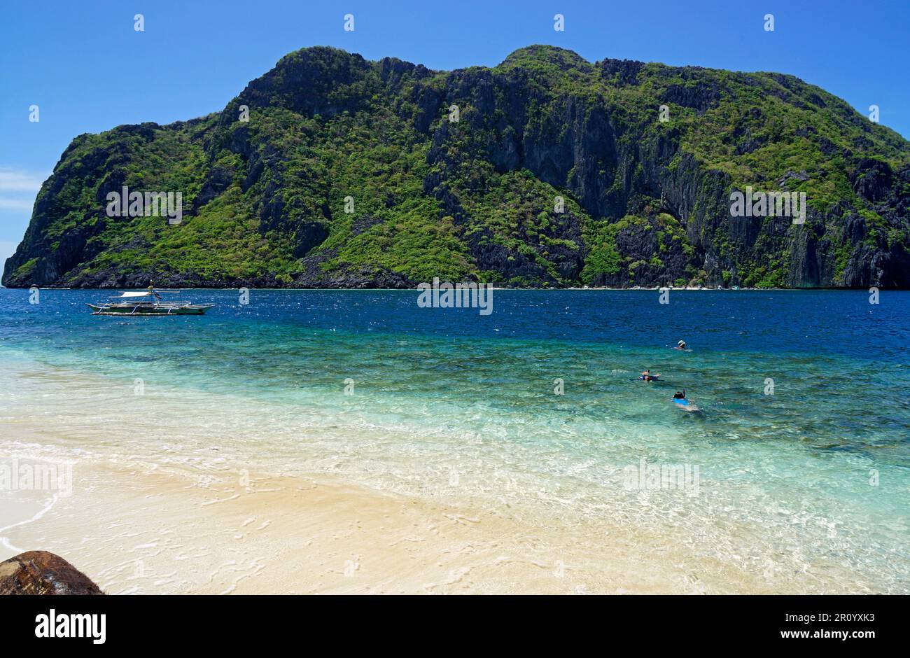 scenic landscape at tropical beach on palawan island Stock Photo - Alamy