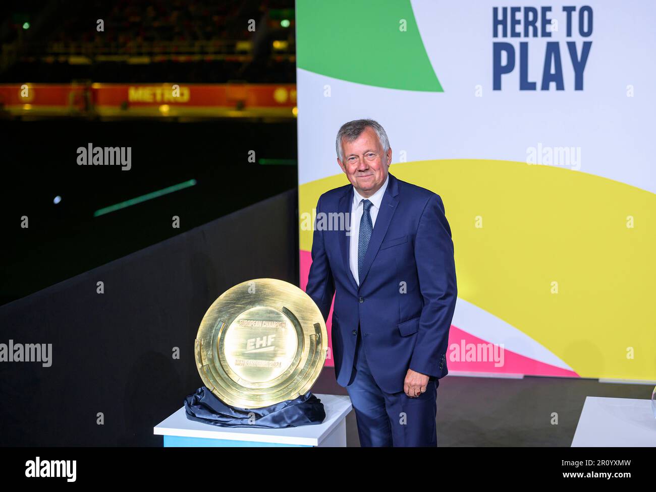 Michael WIEDERER (President EHF) with the new EM trophy, handball, draw ...