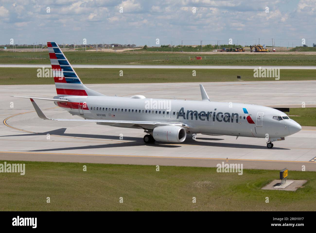 An American Airlines Boeing 737 arriving at Calgary International ...