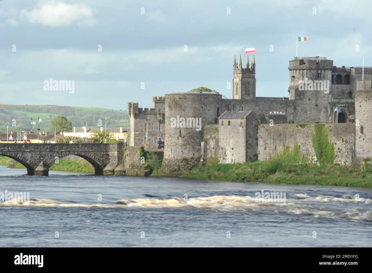 River Shannon flowing through Limerick city. Ireland Stock Photo - Alamy