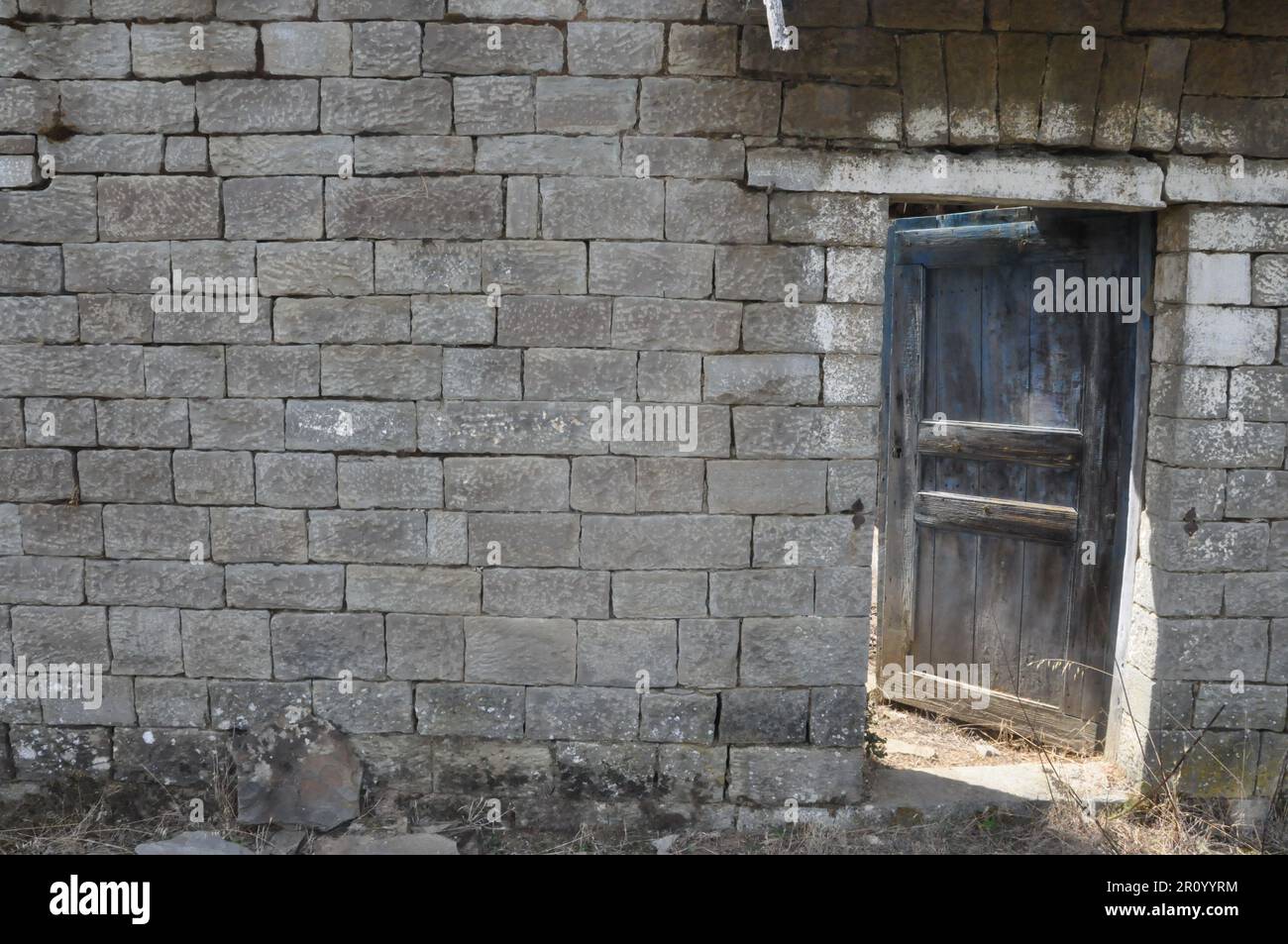 Open entrance building hi-res stock photography and images - Alamy