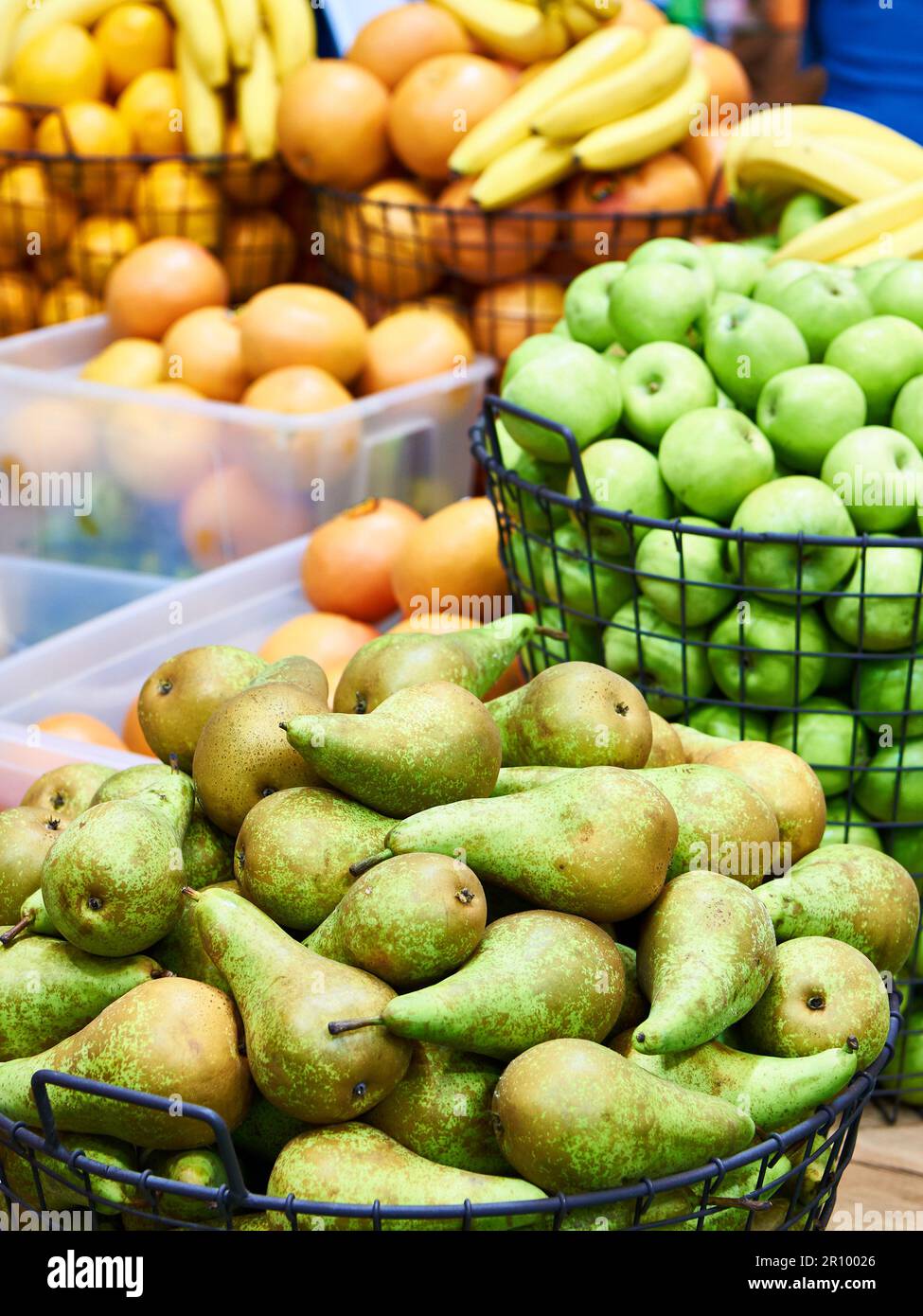 Fruit baskets pears apples oranges bananas on market Stock Photo - Alamy