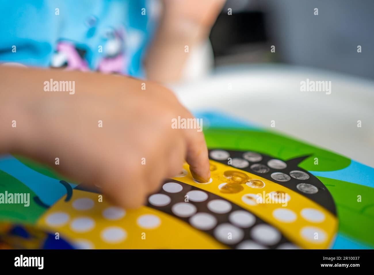 The child fills in the empty spaces. Ideas for finger painting. Finger ...