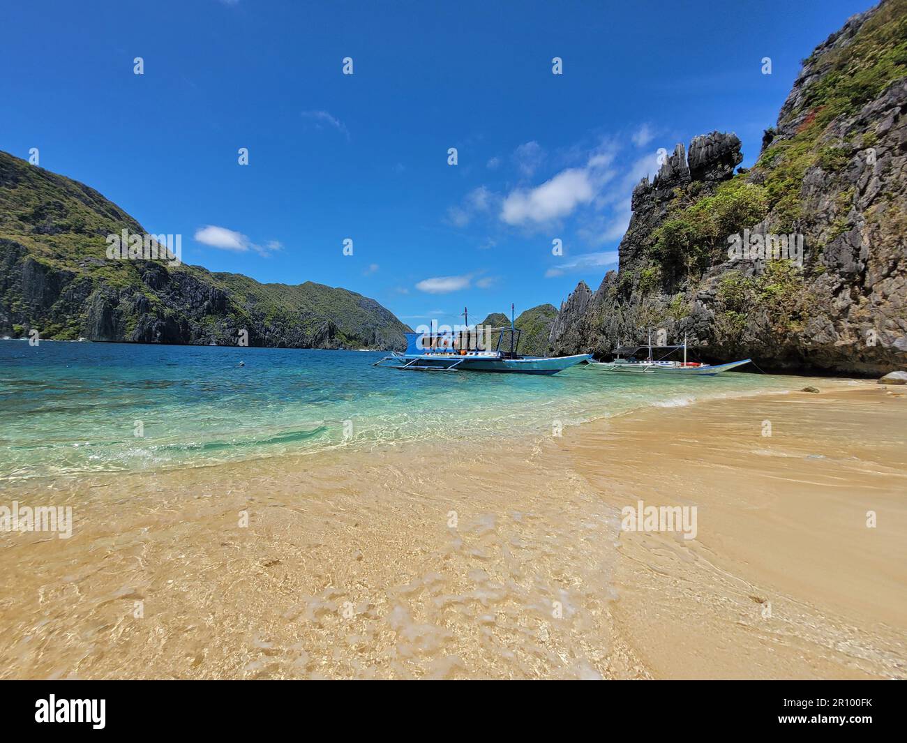 scenic landscape at tropical beach on palawan island Stock Photo - Alamy