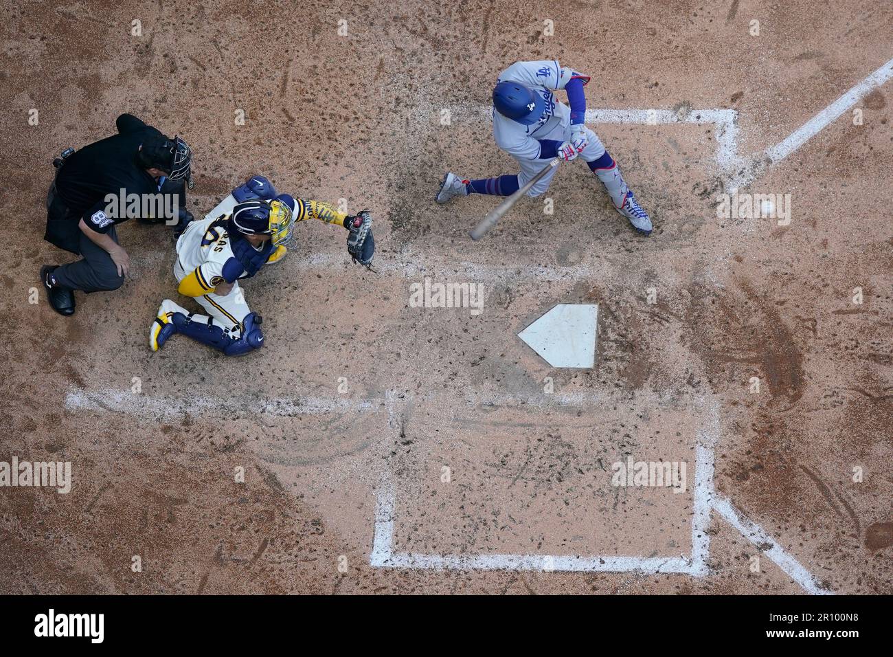 Los Angeles Dodgers' Mookie Betts hits an RBI sacrifice fly during the ...