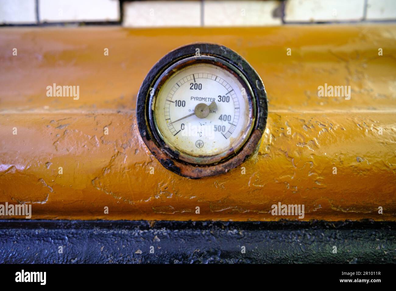 Old fashioned thermometer hi-res stock photography and images - Alamy