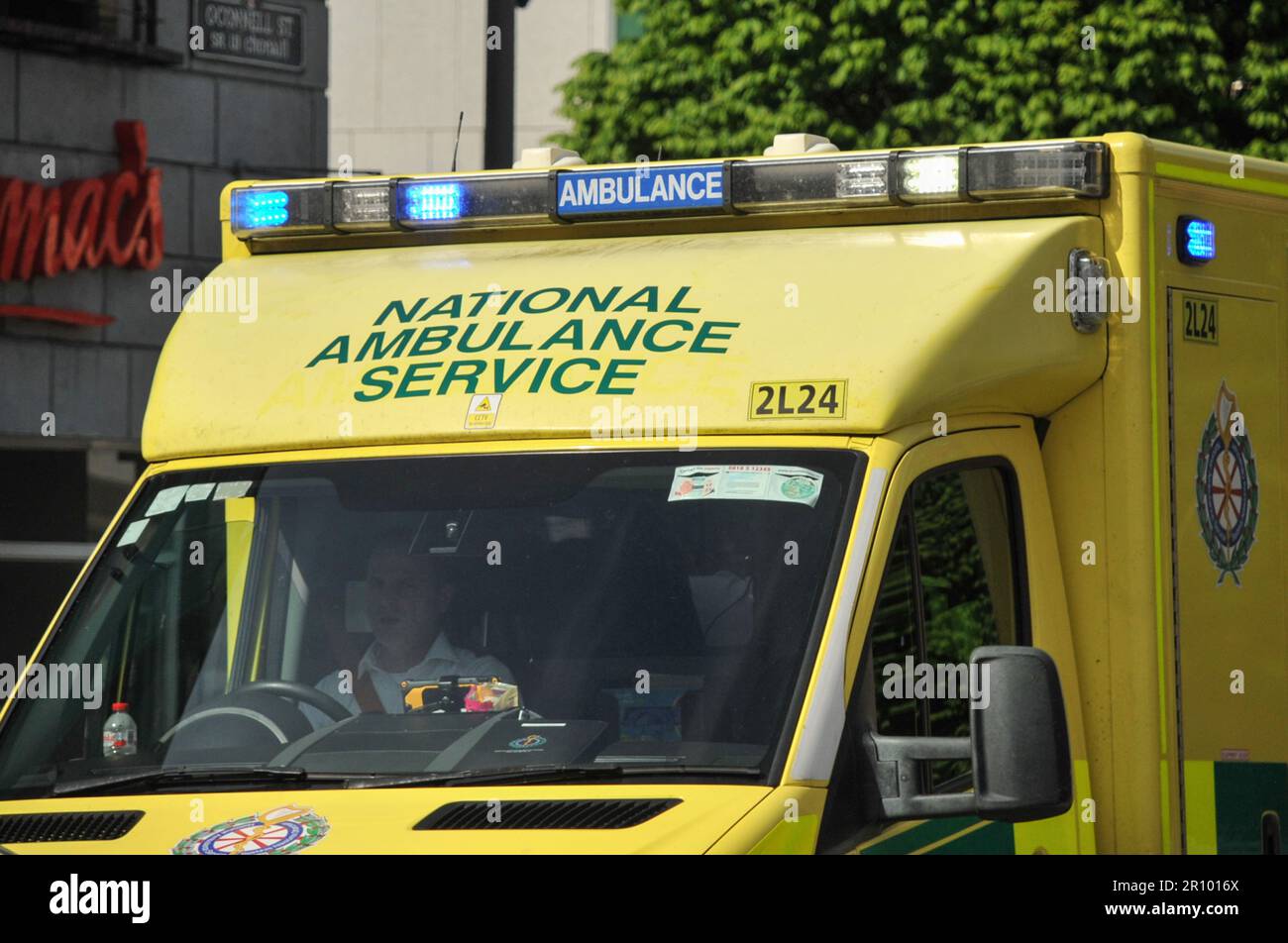 Paramedic unit striking hi-res stock photography and images - Alamy