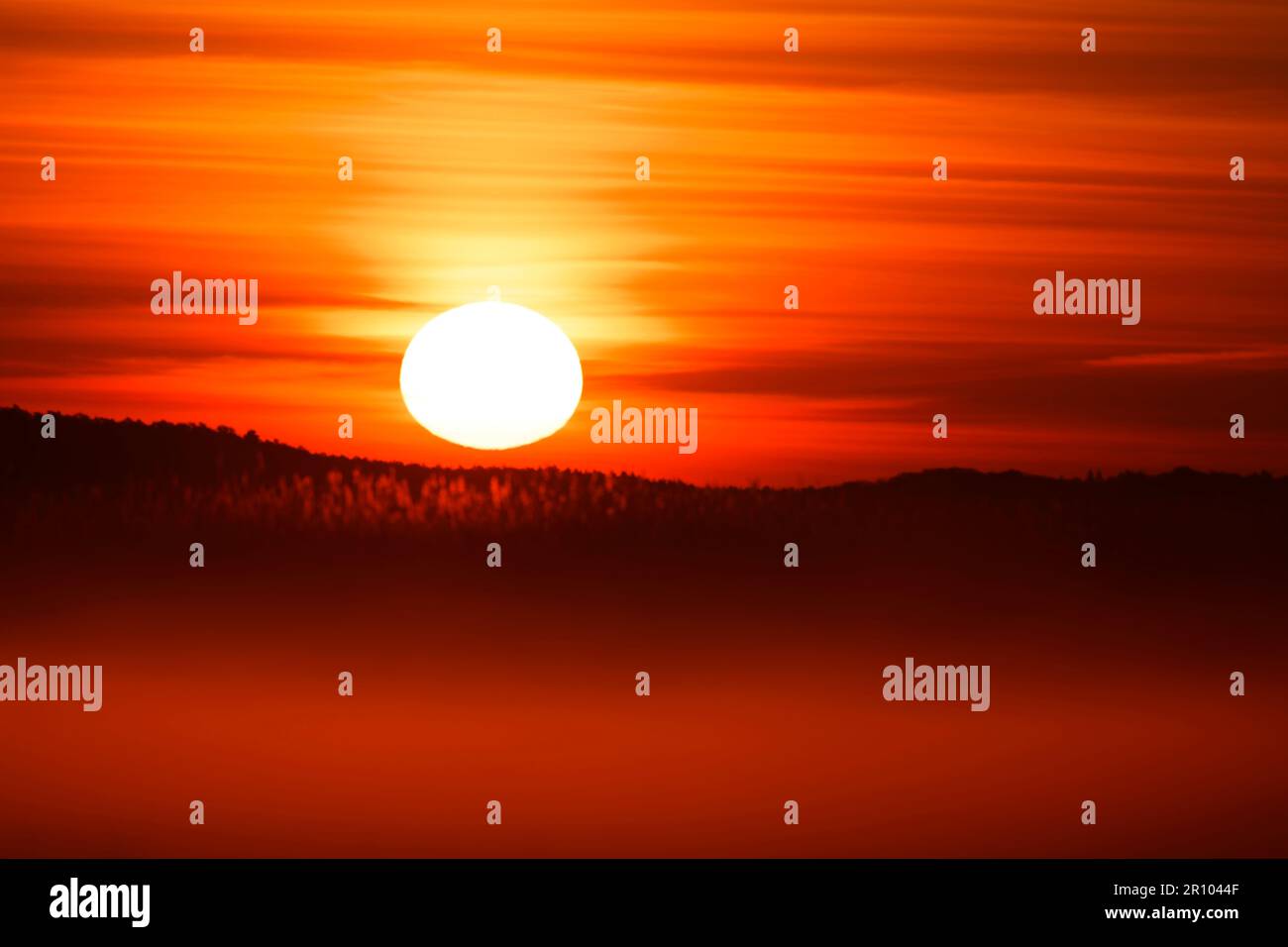 Fog and sun hills hi-res stock photography and images - Alamy