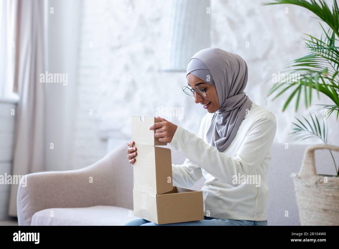 Muslim woman in hijab opens hi-res stock photography and images - Alamy
