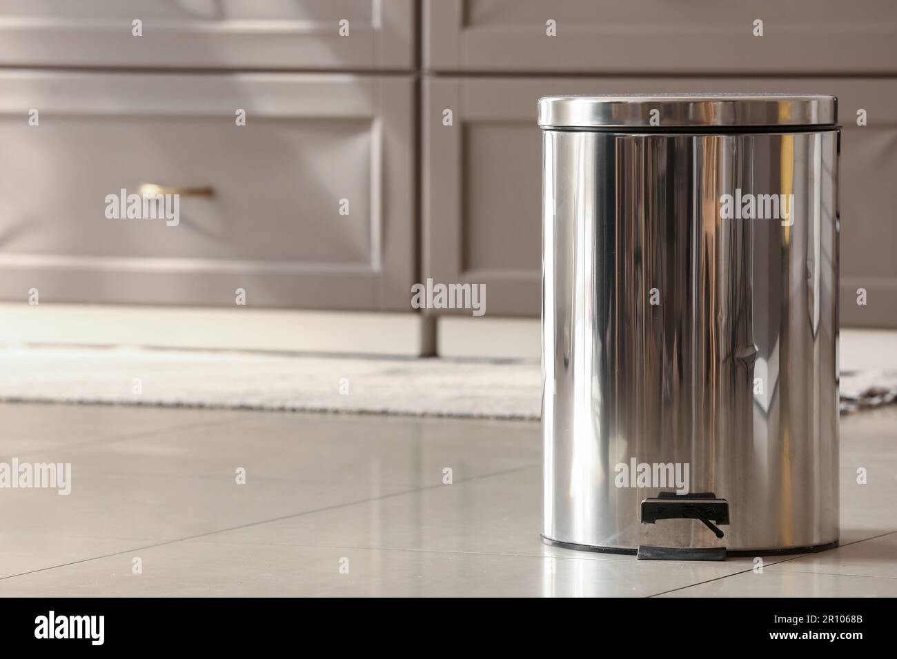Metallic trash bin on floor in modern kitchen Stock Photo - Alamy