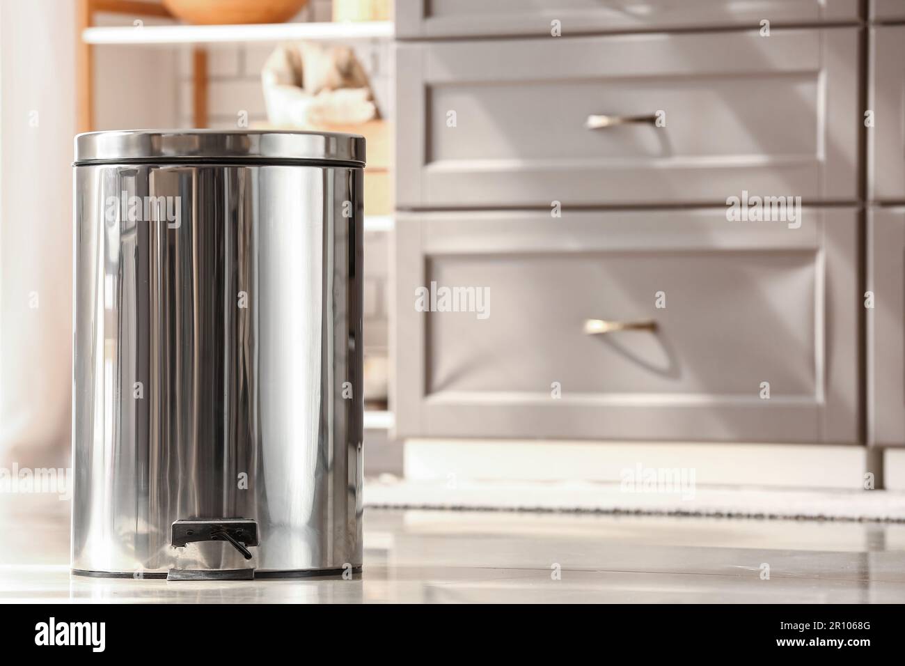 Metallic trash bin on floor in modern kitchen Stock Photo - Alamy