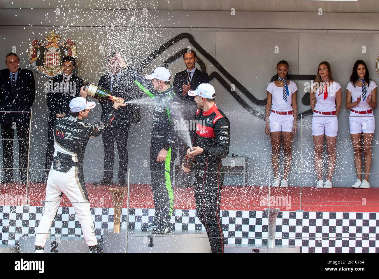 Mitch Evans (Jaguar TCS Racing), Nick Cassidy (Envision Racing) and ...