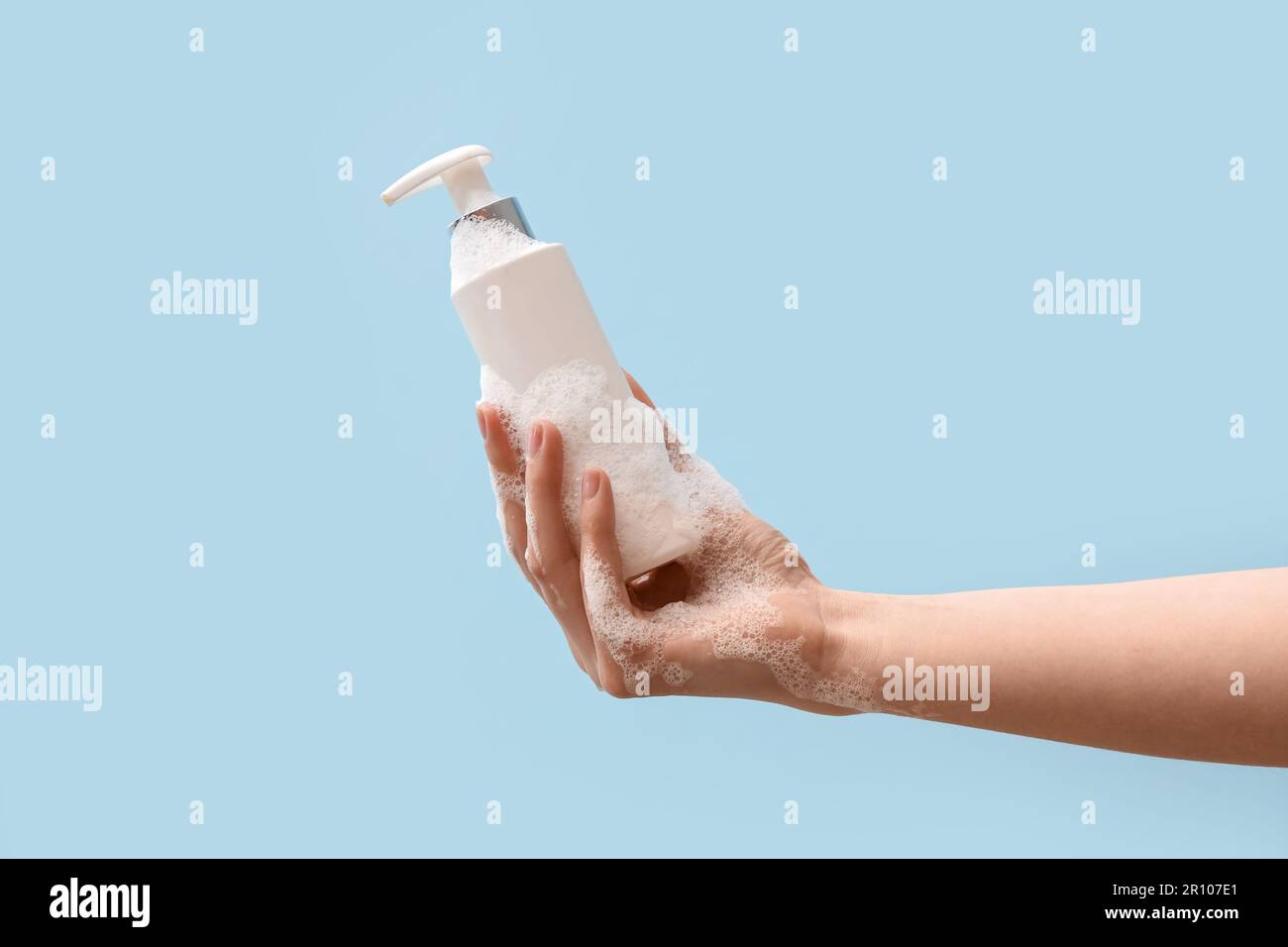 Hand holding shampoo bottle hi-res stock photography and images - Alamy