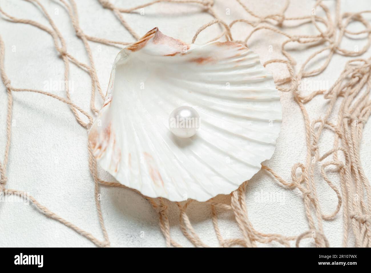Pearl net hi-res stock photography and images - Alamy
