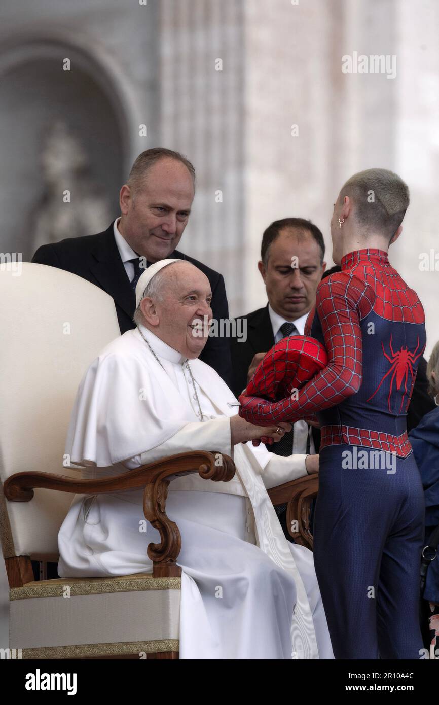 Wearing spiderman costume hi-res stock photography and images - Alamy