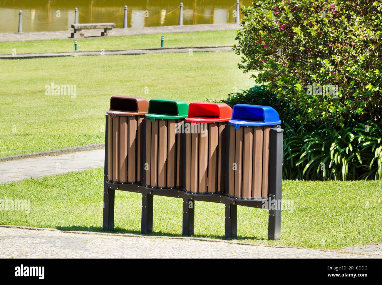 Containers for selective and recyclable waste collection in an urban ...