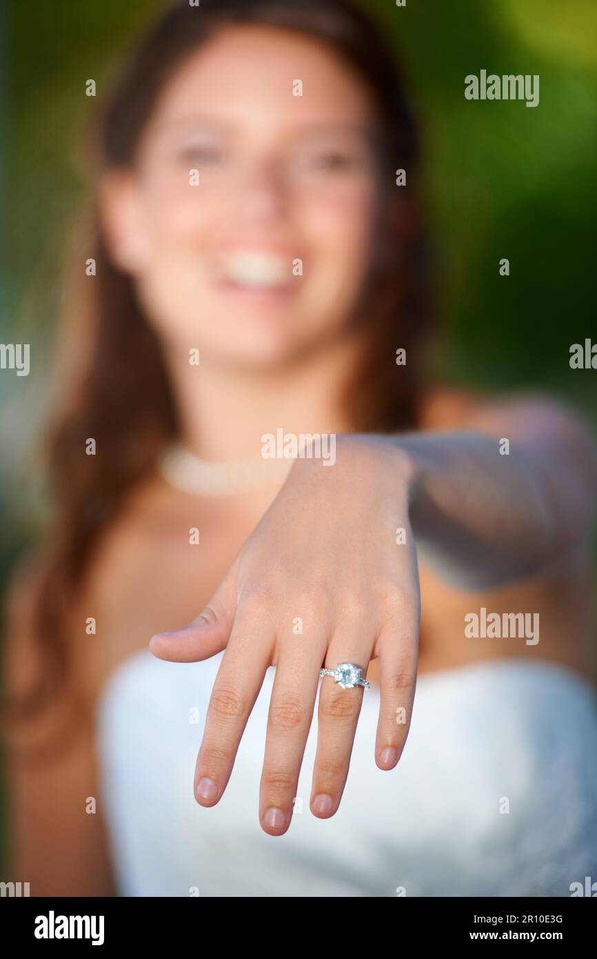 Sad bride wedding dress sitting hi-res stock photography and images - Alamy
