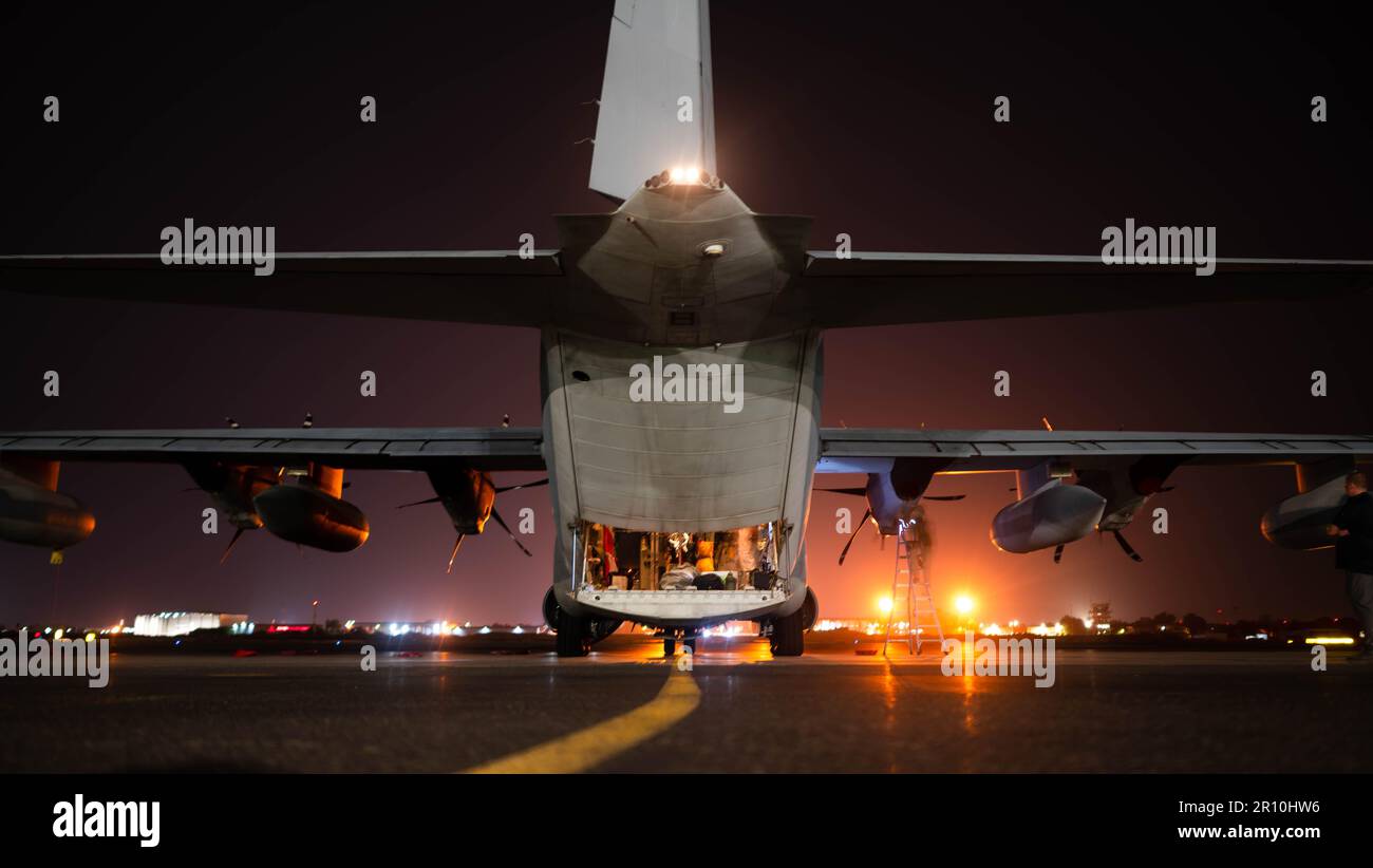 A U.S. Marine Corps loadmaster with Marine Aerial Refueler Transport ...