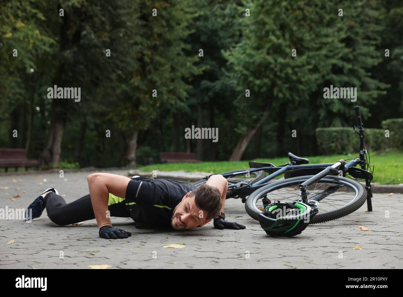 Fallen bike rider hi-res stock photography and images - Alamy