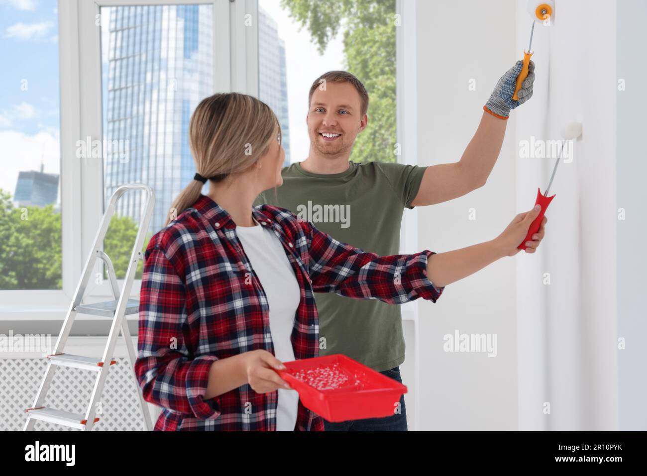 Diy maintenance painting couple hi-res stock photography and images - Alamy