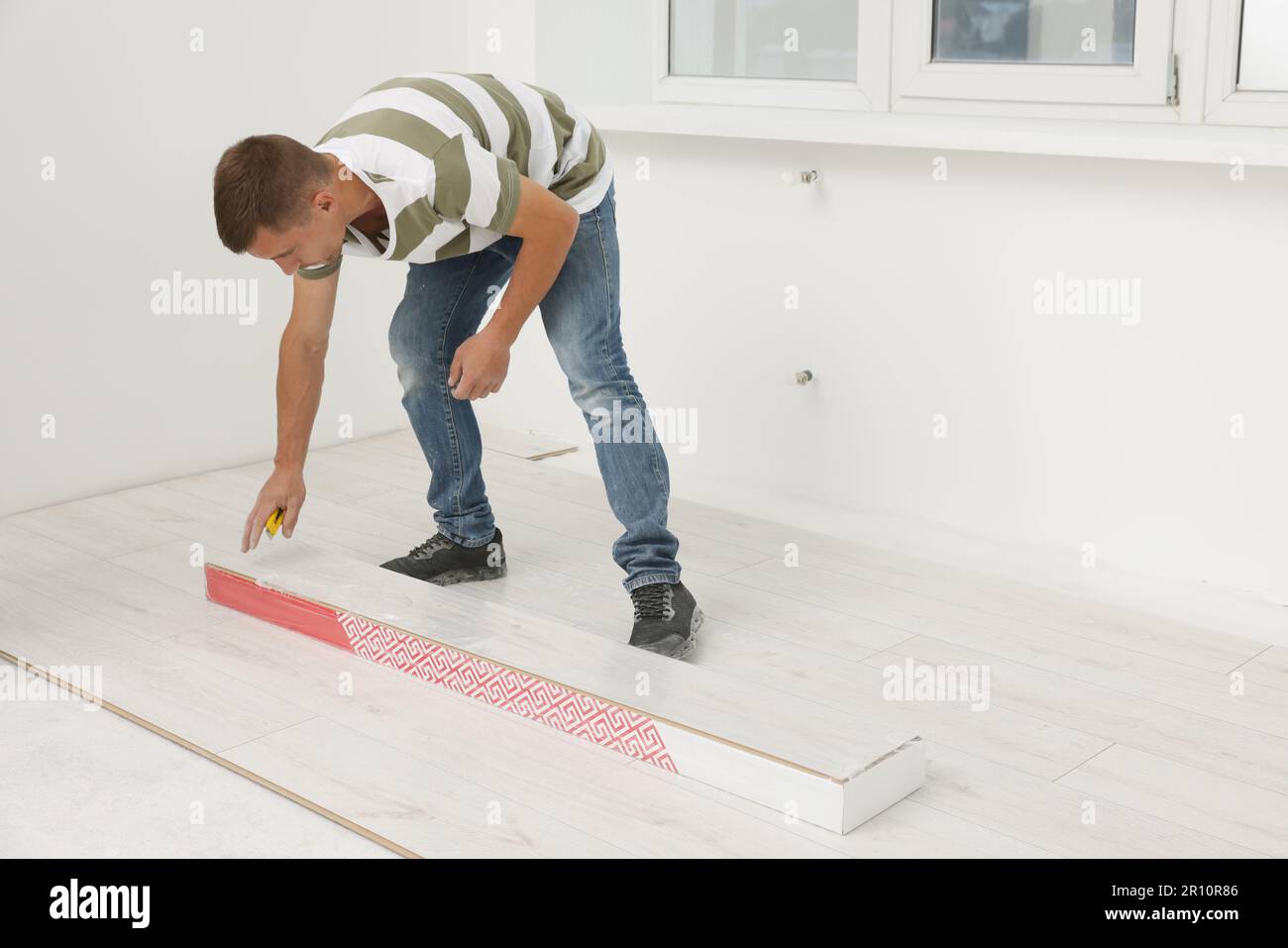 Worker installing new laminate hi-res stock photography and images - Alamy