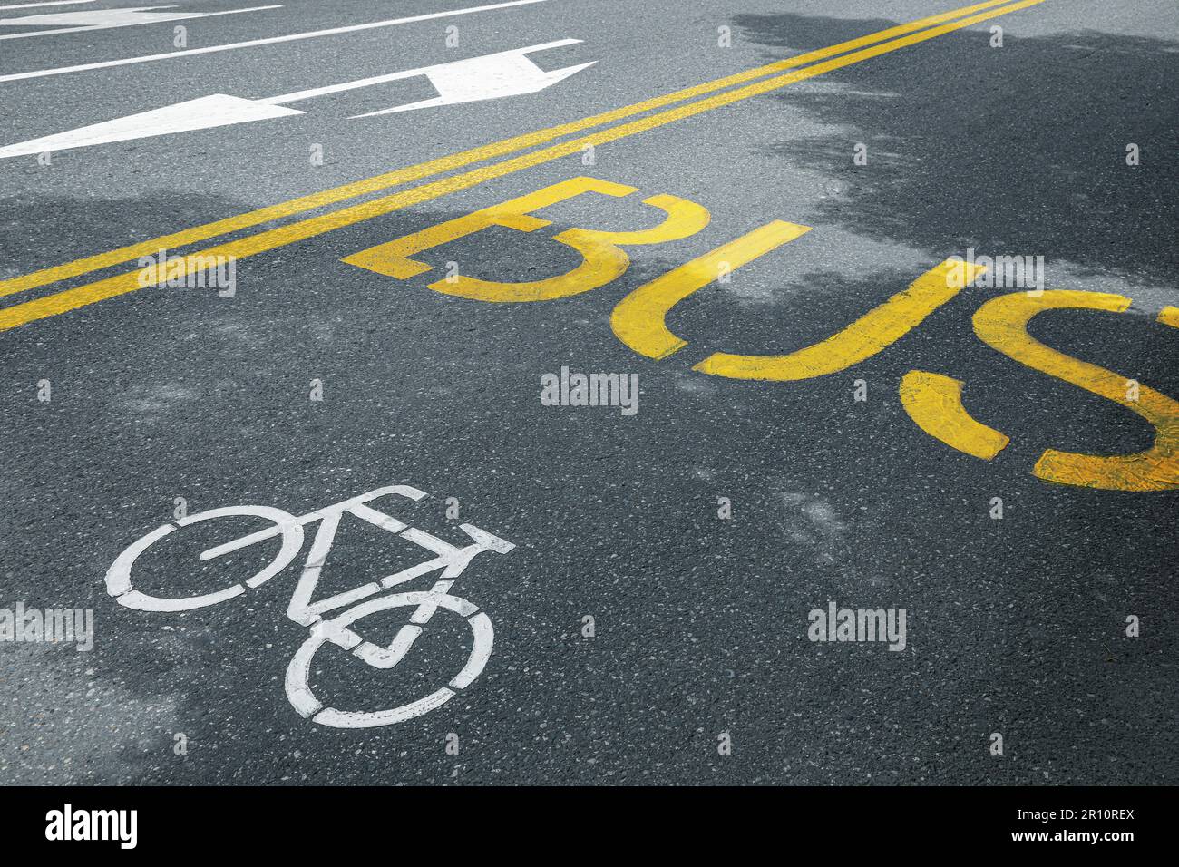 Bus lane signs hi-res stock photography and images - Alamy