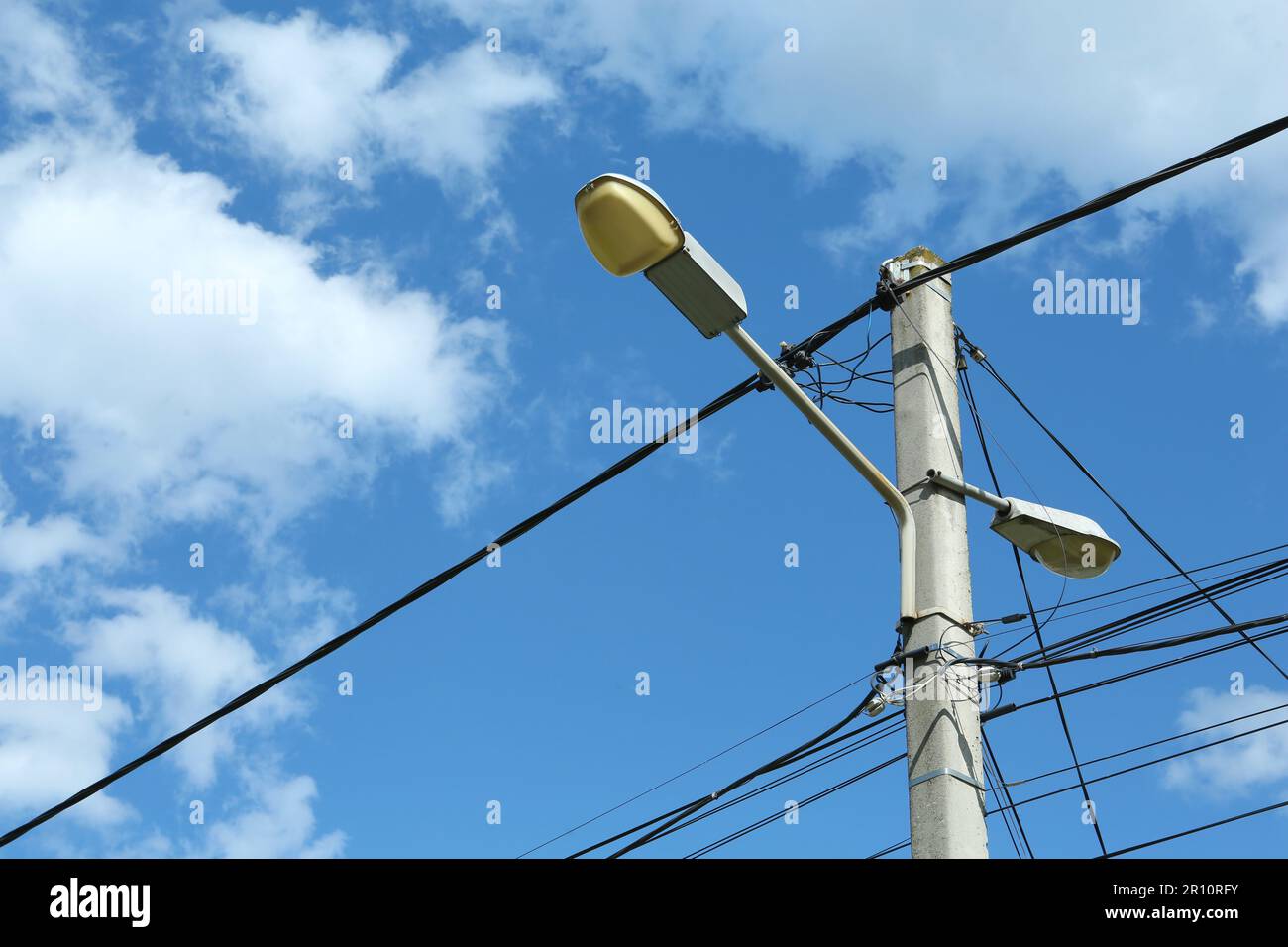 Sunny day lighting pole hi-res stock photography and images - Alamy